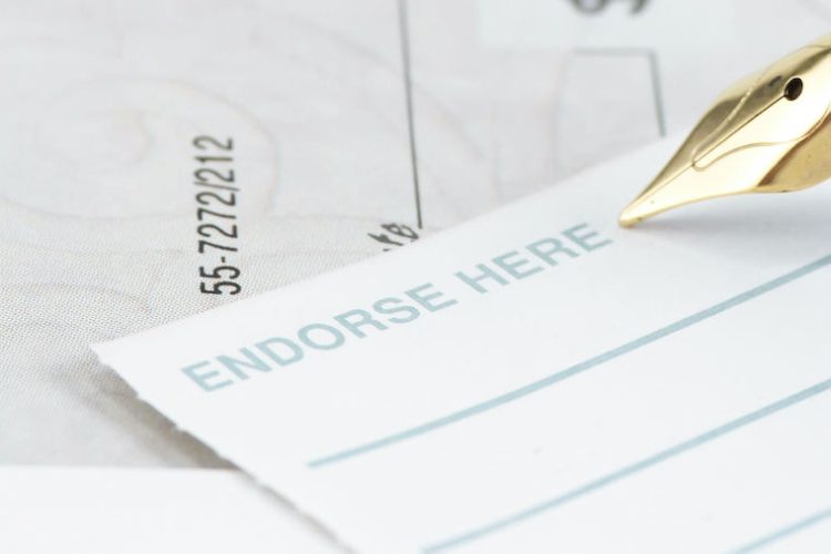 Cómo endosar un cheque en USA Deposita a tu cuenta y a otras