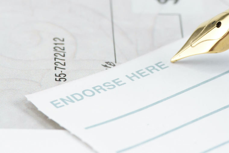 Cómo endosar un cheque en USA Deposita a tu cuenta y a otras